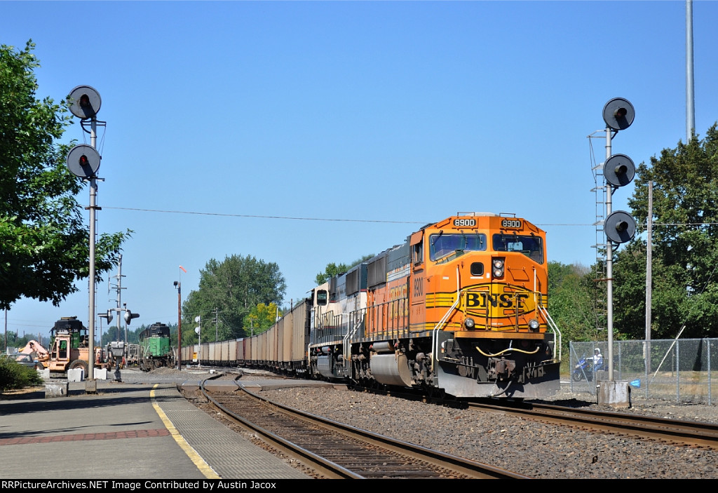 BNSF 8900